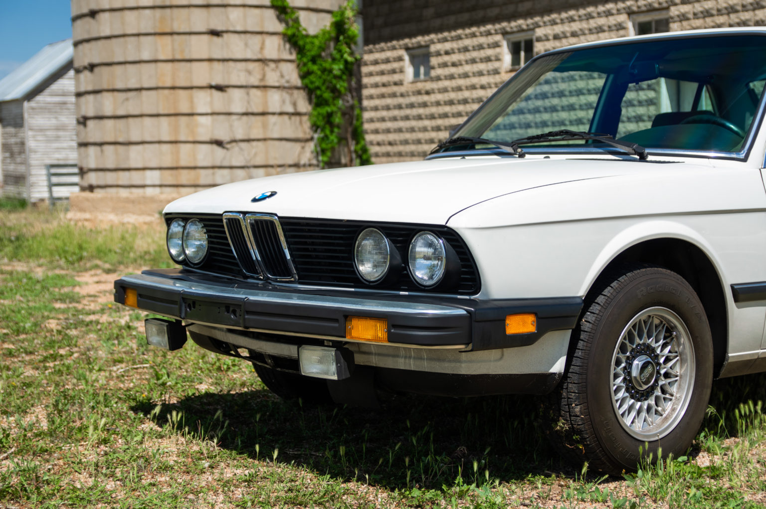 E28 5 Series Comparison: 535iS Versus 528e Stroker - BimmerLife